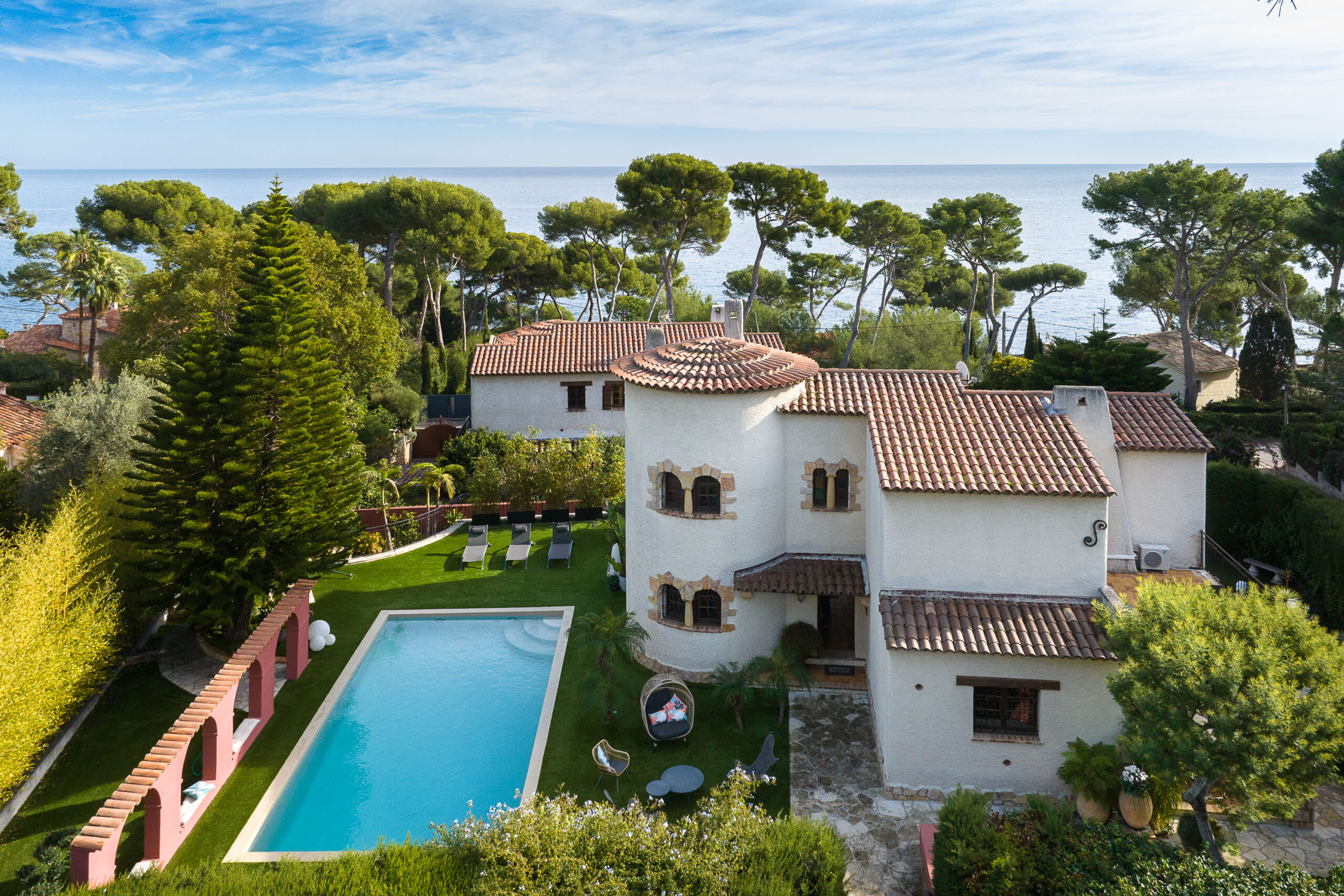 SEAVIEW VILLA IN CAP D'ANTIBES - Portfolio by Savills